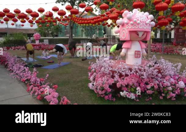 People exercise Stock Videos & Footage - HD and 4K Video Clips - Alamy