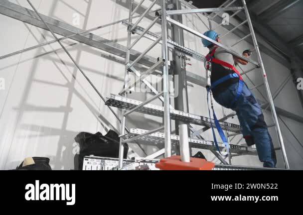Using scaffolding Stock Videos & Footage - HD and 4K Video Clips - Alamy