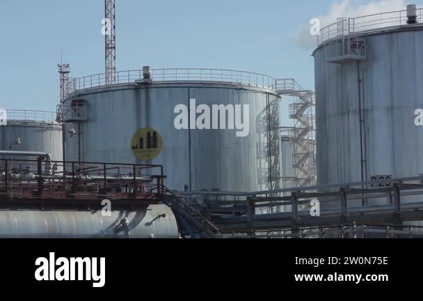 Oil refinery tanks Stock Videos & Footage - HD and 4K Video Clips - Alamy