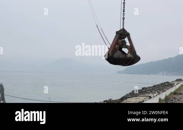 Clamshell crane Stock Videos & Footage - HD and 4K Video Clips - Alamy