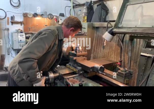 Turner behind a turning and milling machine. Product turning according ...