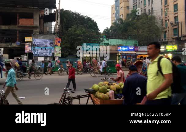 Unidentified people and street traffic at the Ring Road in the Adabor ...