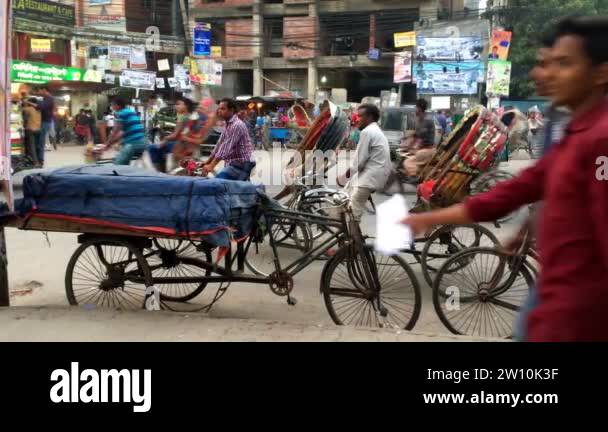 Unidentified people and street traffic at the Ring Road in the Adabor ...