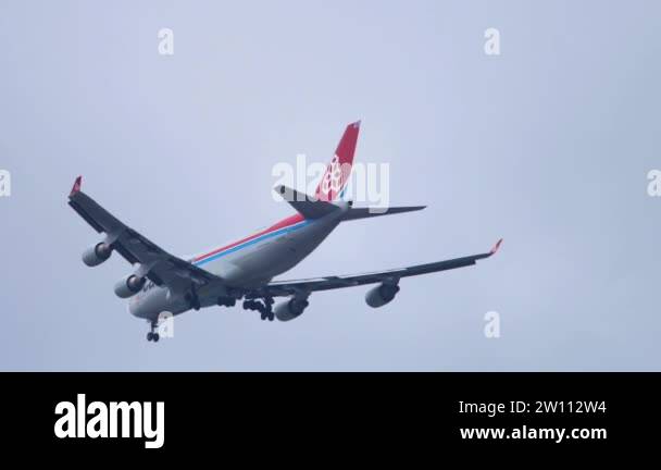 Airfreighter Boeing 747 final approach Stock Video Footage - Alamy