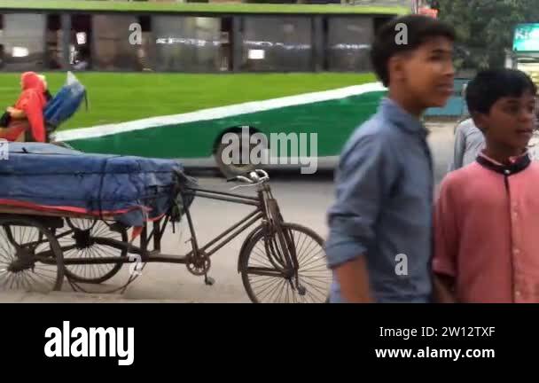 Unidentified people and street traffic at the Ring Road in the Adabor ...