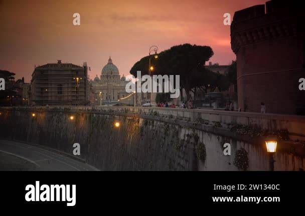 Dusk view of the Papal Basilica of Saint Peter in the Vatican (Basilica ...