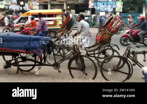Unidentified people and street traffic at the Ring Road in the Adabor ...