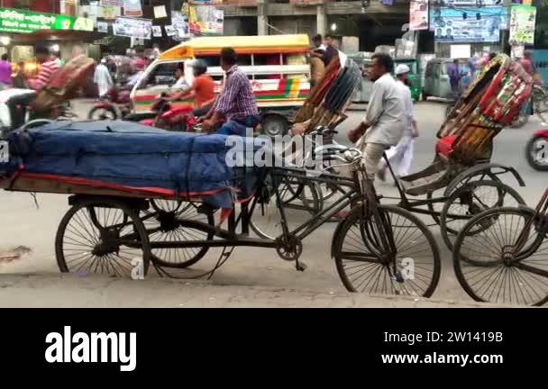 Unidentified people and street traffic at the Ring Road in the Adabor ...