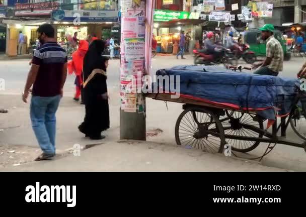 Unidentified people and street traffic at the Ring Road in the Adabor ...