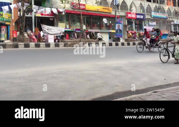 Unidentified people and street traffic at the Ring Road in the Adabor ...