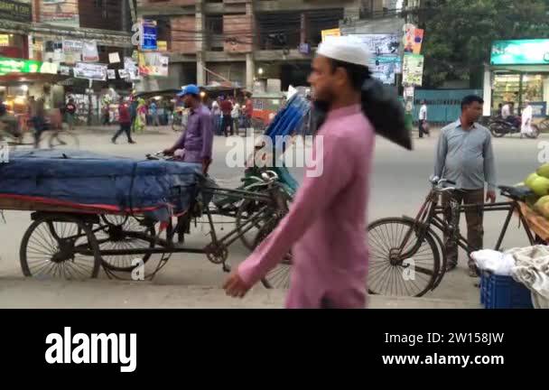 Unidentified people and street traffic at the Ring Road in the Adabor ...