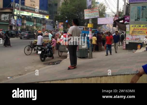 Unidentified people and street traffic at the Ring Road in the Adabor ...