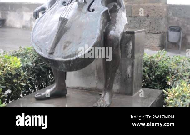 Bronze statue alone Stock Videos & Footage - HD and 4K Video Clips - Alamy