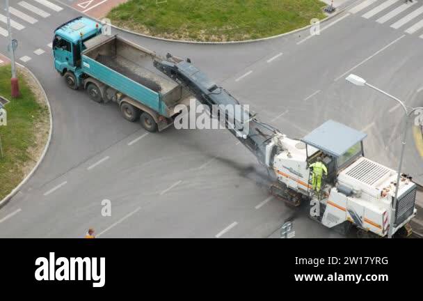 Removing and grinding of asphalt and concrete pavements by cold milling ...