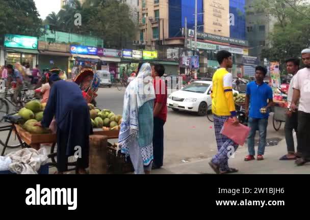 Unidentified people and street traffic at the Ring Road in the Adabor ...