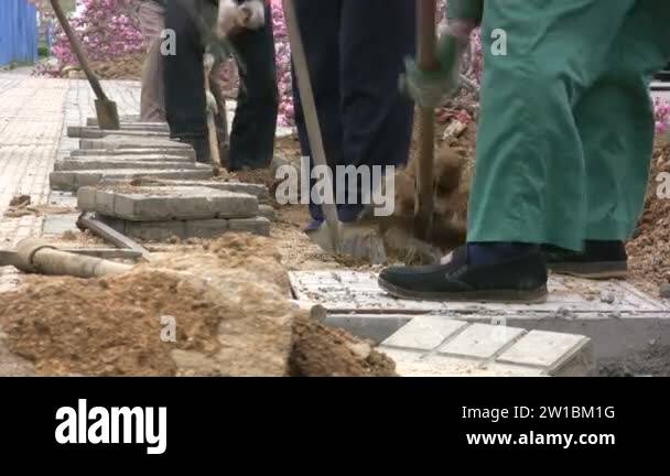Men digging ditch Stock Videos & Footage - HD and 4K Video Clips - Alamy