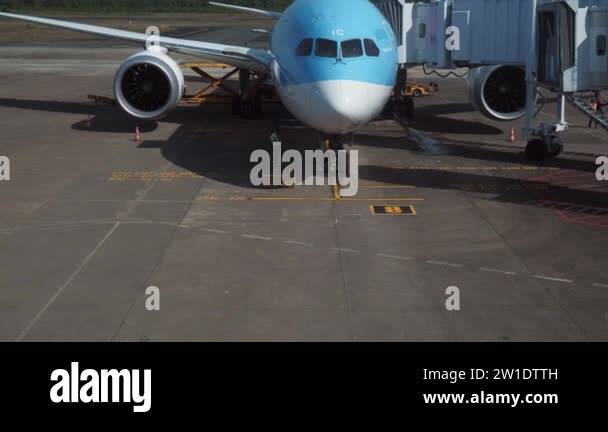 Air bridge cargo plane Stock Videos & Footage - HD and 4K Video Clips ...