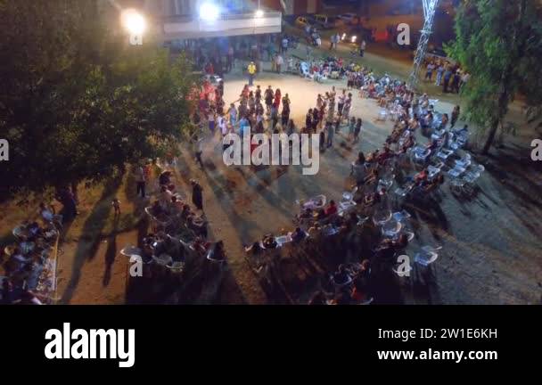 This is a real ethnic village wedding. Dances of the Romani gypsies ...