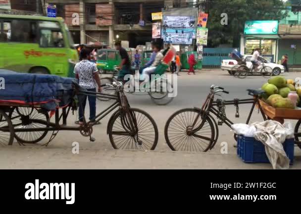 Unidentified people and street traffic at the Ring Road in the Adabor ...