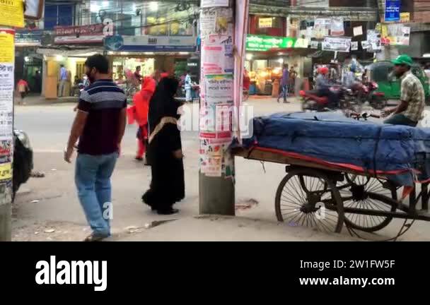 Unidentified people and street traffic at the Ring Road in the Adabor ...