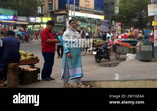 Unidentified people and street traffic at the Ring Road in the Adabor ...