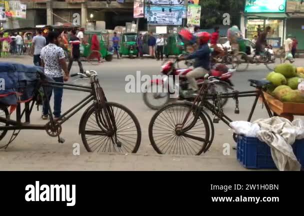 Unidentified people and street traffic at the Ring Road in the Adabor ...