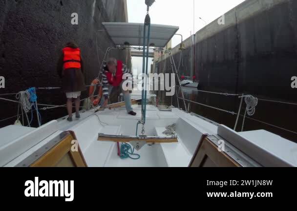 Working narrow boat Stock Videos & Footage - HD and 4K Video Clips - Alamy
