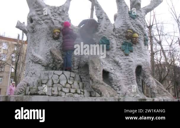 Children playing on tree Stock Videos & Footage - HD and 4K Video Clips ...