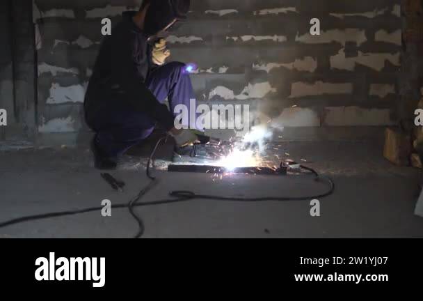 Welderman Stock Videos & Footage - HD and 4K Video Clips - Alamy