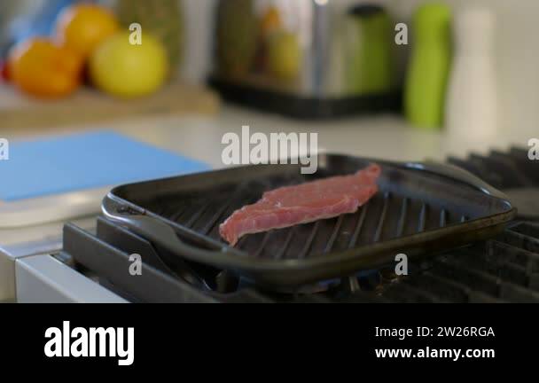 Steak griddle pan Stock Videos & Footage - HD and 4K Video Clips - Alamy