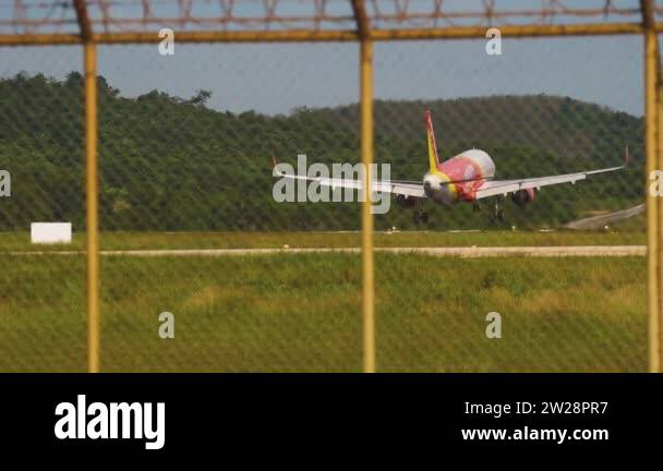 Airplane Airbus 320 landing Stock Video Footage - Alamy