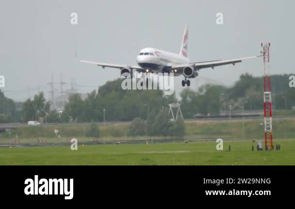 British Airways Airbus A320 landing Stock Video Footage - Alamy