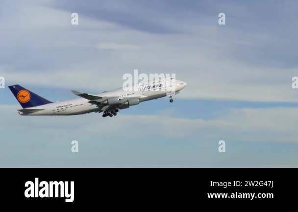 Boeing 747 taking off Stock Video Footage - Alamy