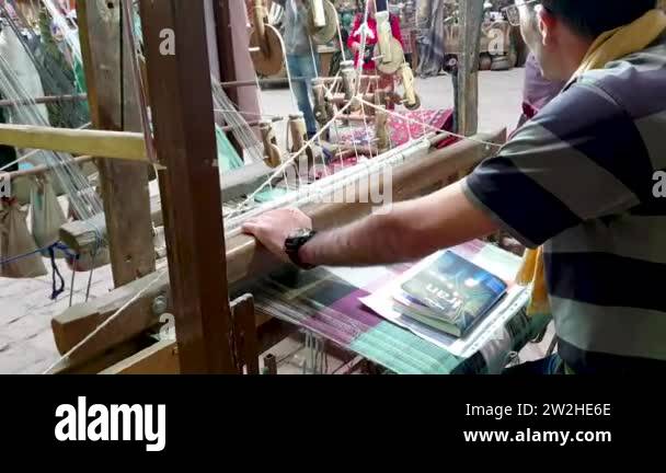 Iranian loom Stock Videos & Footage - HD and 4K Video Clips - Alamy