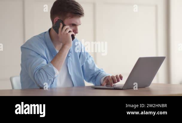 Explaining computer Stock Videos & Footage - HD and 4K Video Clips - Alamy