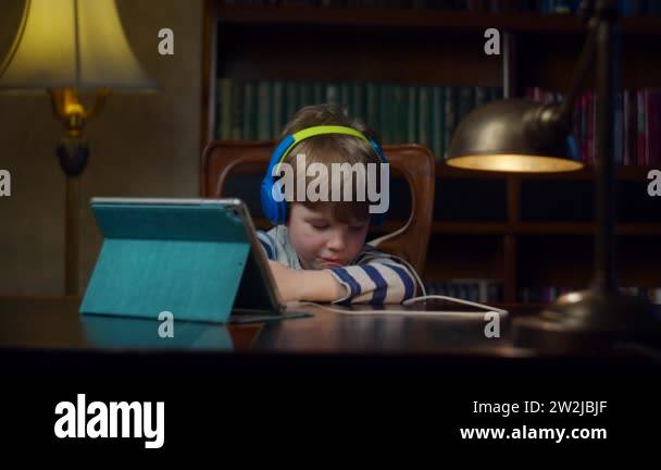 Kid computer upset Stock Videos & Footage - HD and 4K Video Clips - Alamy