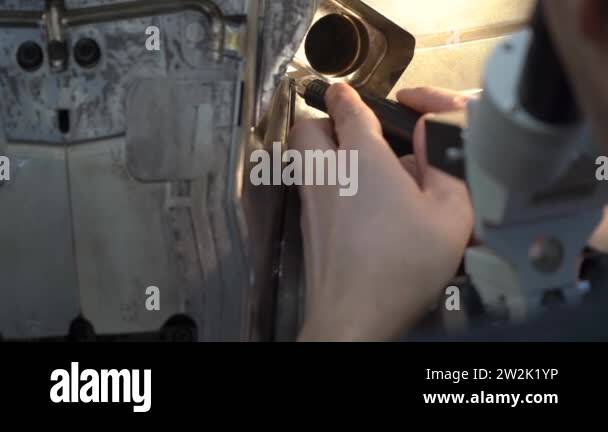 adjusting the metal mold to plastic moldings during the shift in the ...