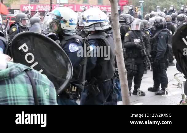 Riot officers stand by with automatic fire weapon and gas masks Stock ...