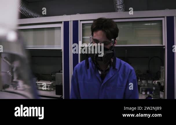 Masked worker Stock Videos & Footage - HD and 4K Video Clips - Alamy