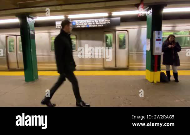 Subway train new york platform Stock Videos & Footage - HD and 4K Video ...