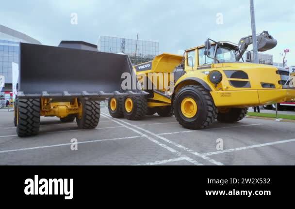 Wheel loader hopper Stock Videos & Footage - HD and 4K Video Clips - Alamy