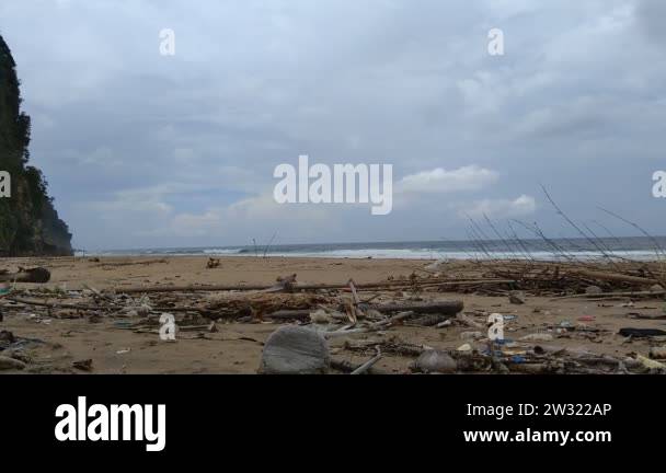 Rubbish in the beach make looks dirty and messy. the pollution because ...