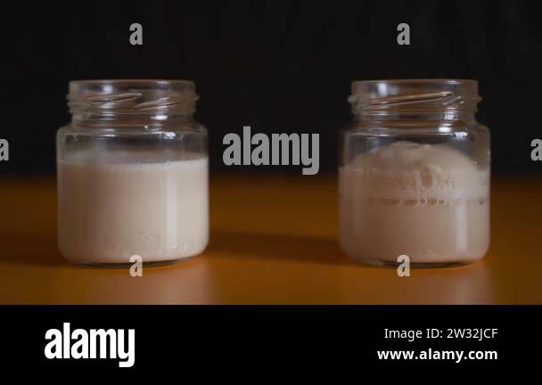 two jars of yeast are fermented in turn. To the left is ordinary yeast ...