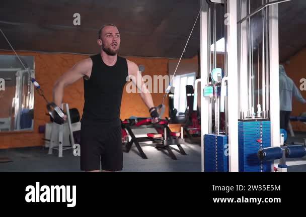 Guy bodybuilder in the gym, working with a bar, to be tightened ...