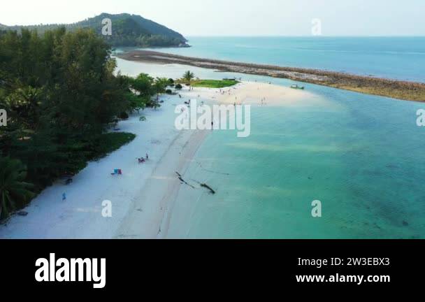 Coastal area in the morning with tourists. Natural scene of Fiji ...