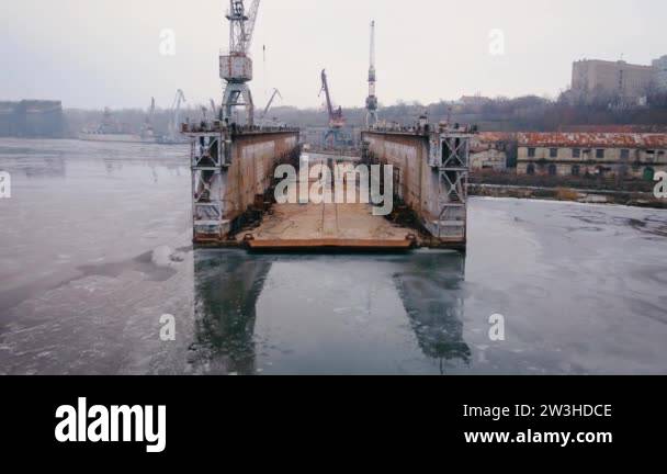 Floating dock device for repairing large vessels in shipyards for ...