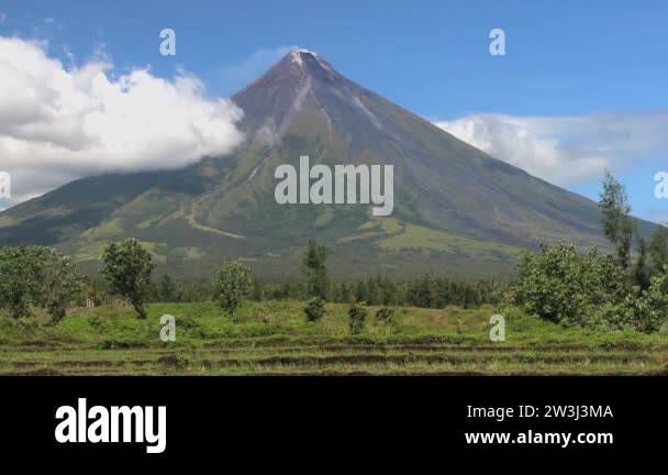 Clear view at the Vulcano Mount Mayon in Legazpi, Philippines Stock ...