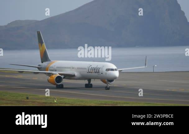 Boeing B757 Commercial Airliner Turn to Park at Madeira Airport in 4K ...
