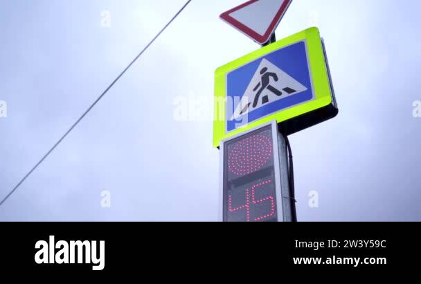 Trafic lights turn red and turn green. Countdown seconds. City life ...