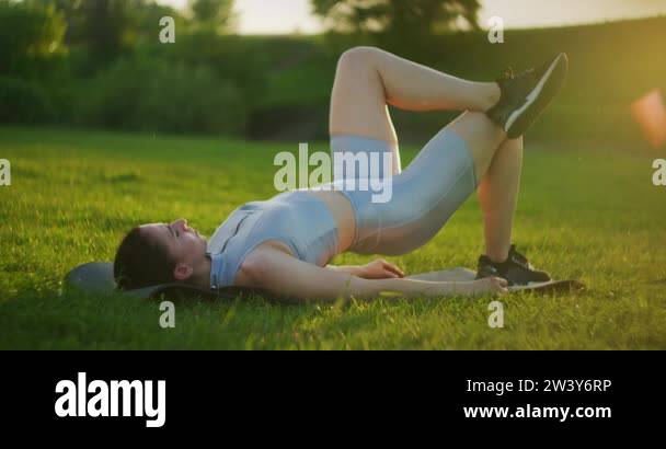 Fitness woman doing bodyweight glute single leg floor bridge lift ...